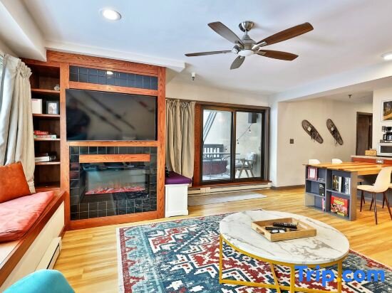 Otel Stunning Mountain Views and on-Site SPA - Cozy Retreat, Vermont Eyaleti, foto