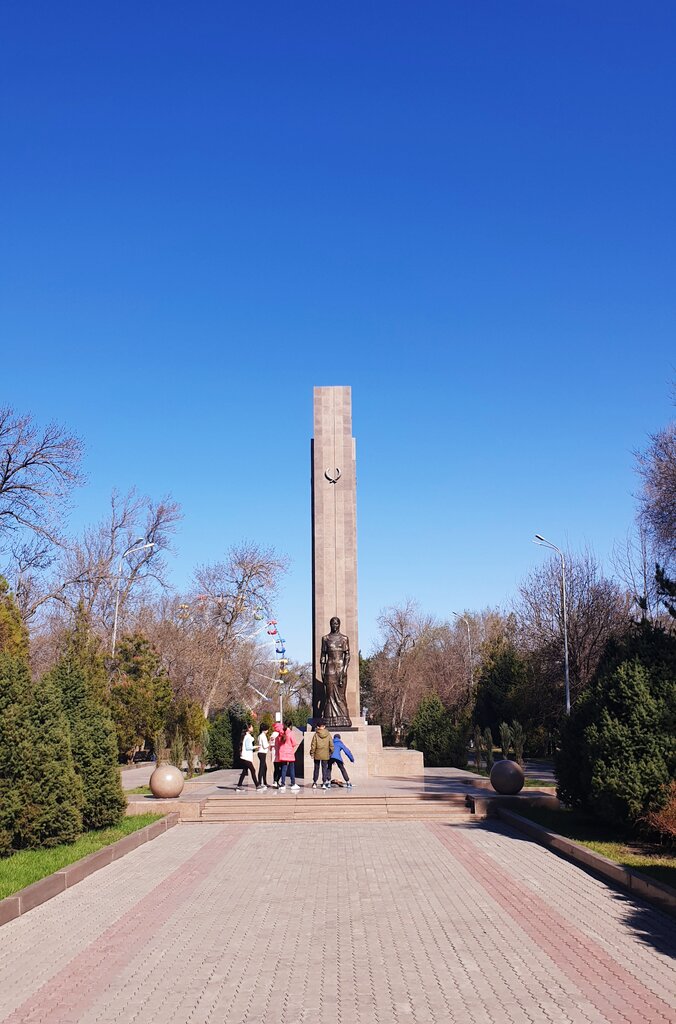 Anıt, heykel Motherland Monument, Taldıkorgan, foto