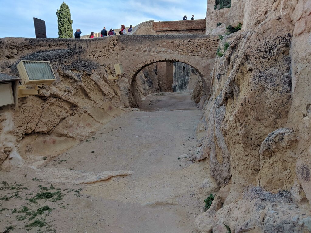 Turistik yerler Castillo de Santa Barbara, Alicante, foto