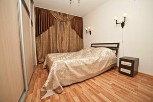 Ural Apart (Stachek Street No:4), otel  Yekaterinburg'dan