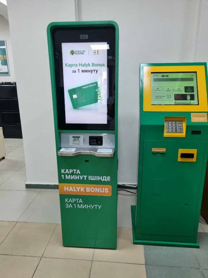 Banka kartı verme terminali Halyk Bank, Almatı, foto