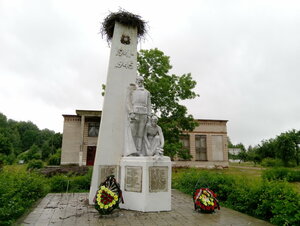 Землякам (Bresckaja voblasć, Pruzhanski District, Linowski Rural Council, vioska Bakuny), anıt, heykel  Brestskaya oblastından