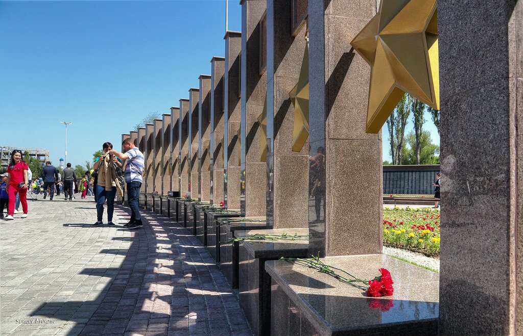 Anıt, heykel B. Momyshuly, Taraz, foto