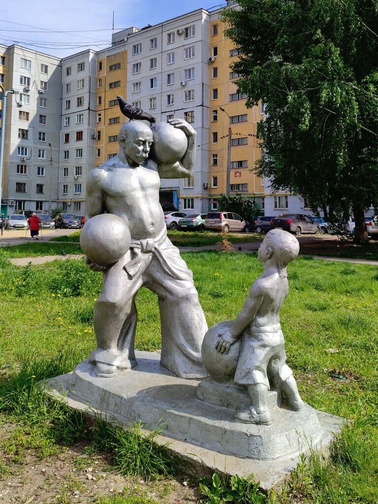 Park, sokak heykeli Силач, Kazan, foto