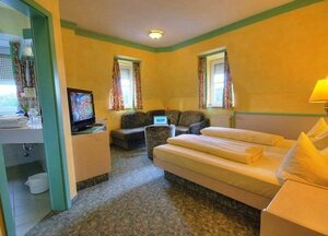 Meister Bär Hotel (Bahnhofsplatz No:10, Waldershof), otel  Marktredwitz'den
