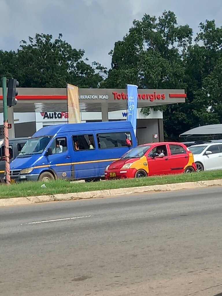 Benzin istasyonu Total Service Station, Akra, foto