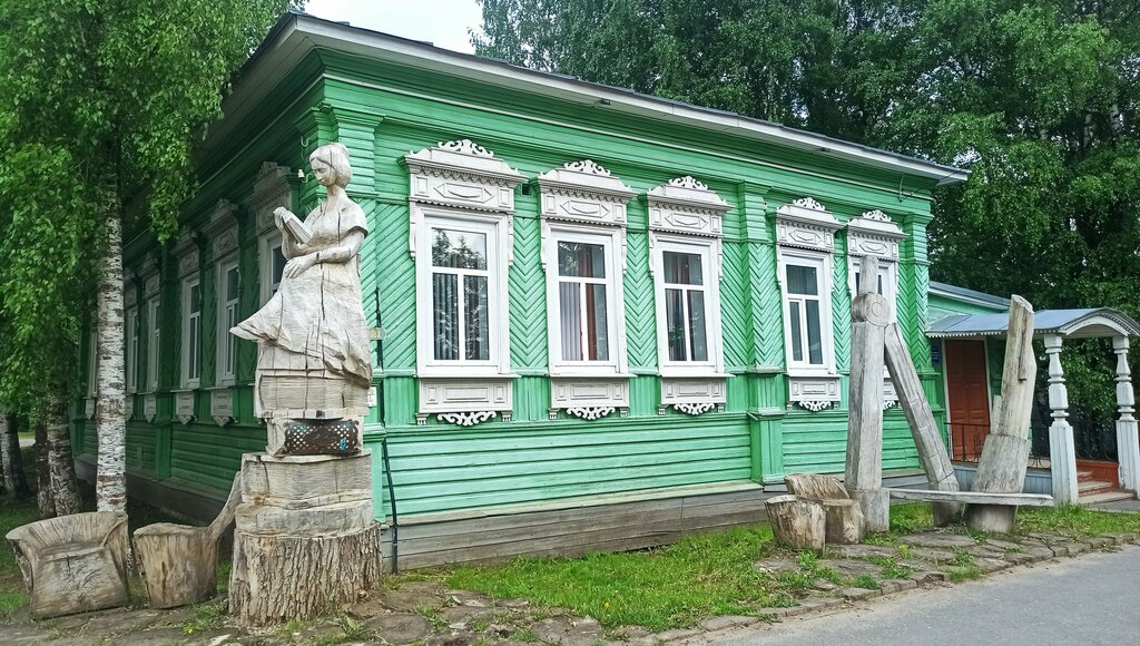 Park, sokak heykeli Читающая, Totma, foto
