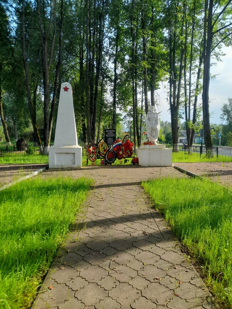 Anıt, heykel Братская могила советских воинов, Novgorodskaya oblastı, foto
