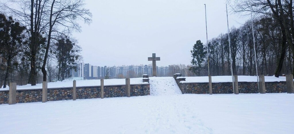 Şapel, haç anıtı Крест жертвам войны, Kaliningrad, foto