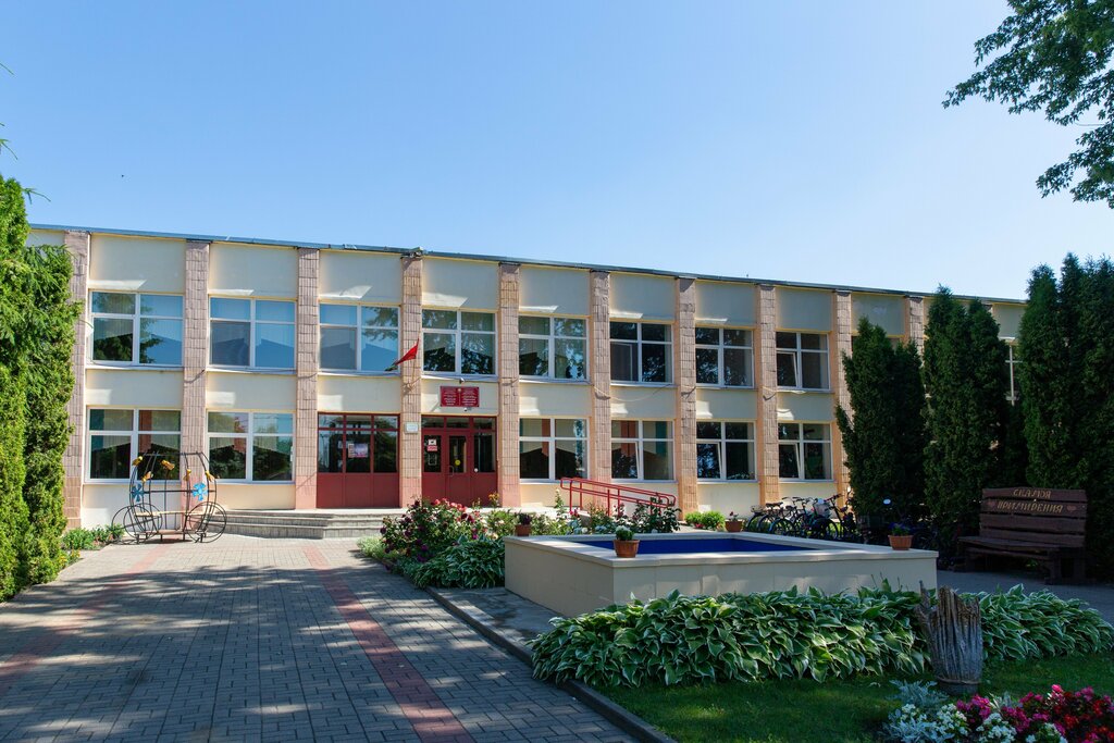 Yüksekokul Cherven Construction College, Çerven, foto