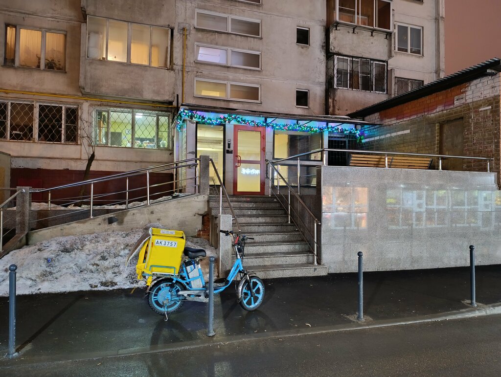 Park, sokak heykeli Портфель и веник из к/ф Ирония судьбы, Moskova, foto