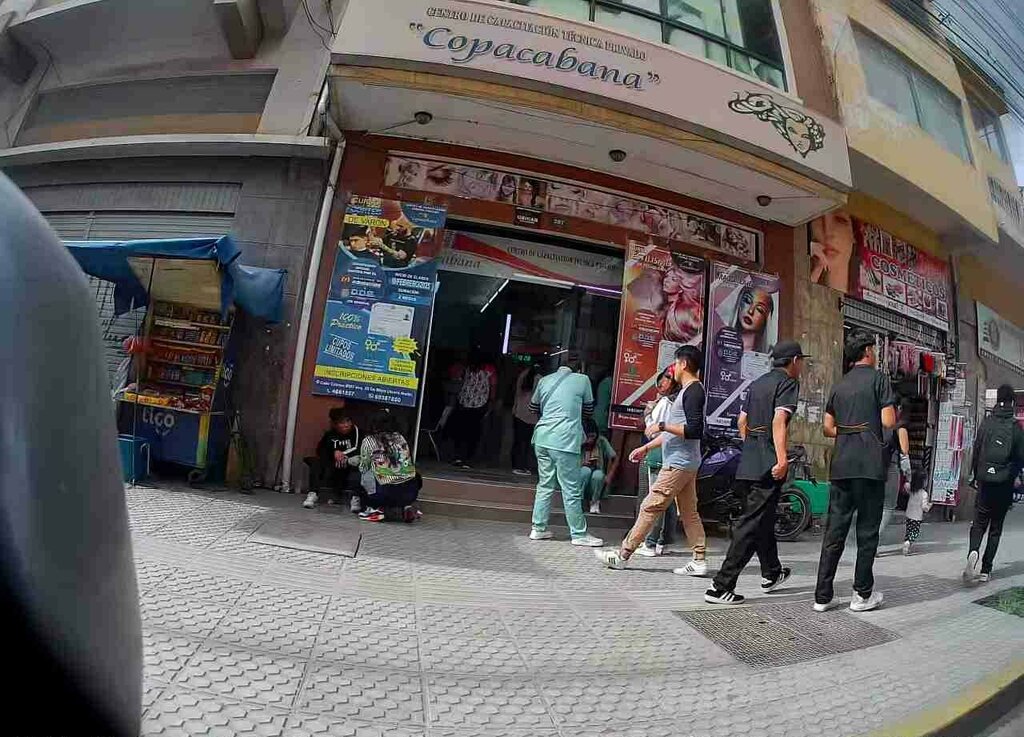 Meslek yüksekokulu Private Technical Training Center Copacabana, Cochabamba, foto