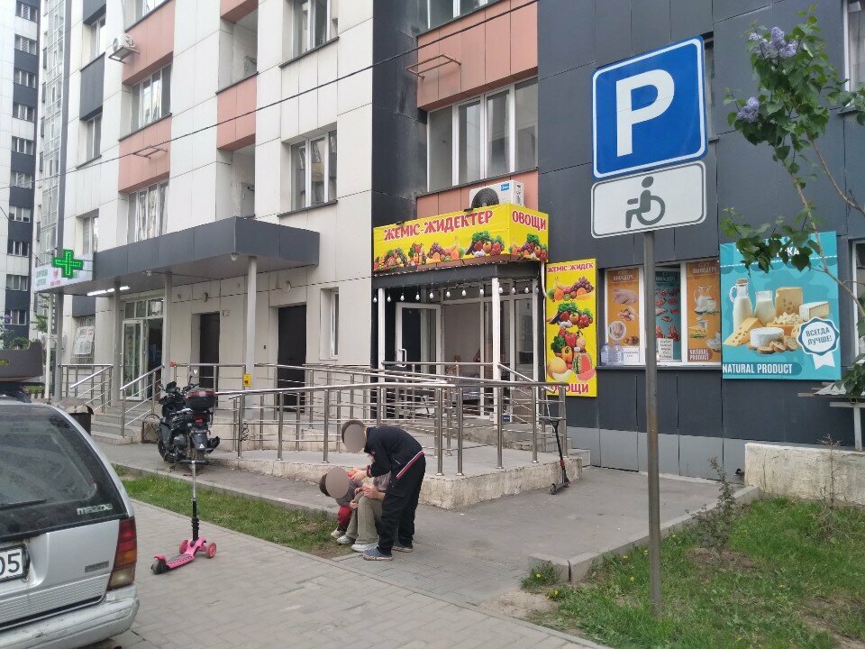 Manavlar Kiosk selling vegetables and fruits, Almatı, foto