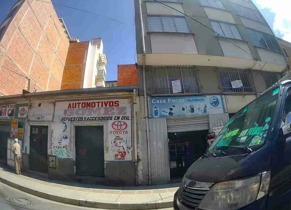 Motosiklet yedek parçaları Automotives Gomez, La Paz, foto