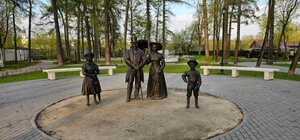 Семья купца (Vladimir Region, Aleksandrov, Aleksandrovskiy gorodskoy park kultury i otdykha imeni 200-letiya g. Aleksandrova), park, sokak heykeli  Aleksandrov'dan