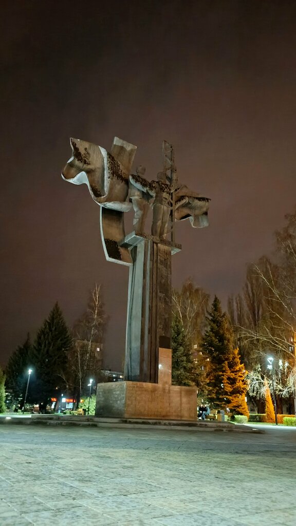 Anıt, heykel Советско-болгарская дружба, Stariy Oskol, foto