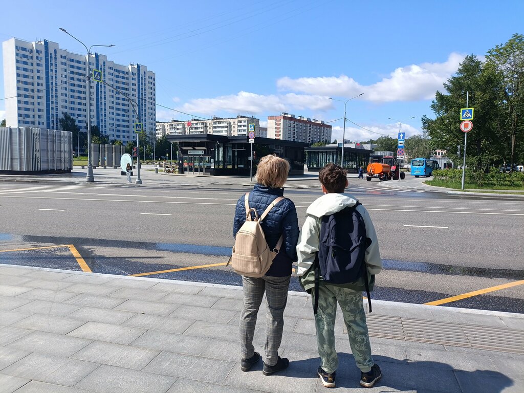 Toplu taşıma durağı Metro Generala Tyuleneva, Moskova, foto