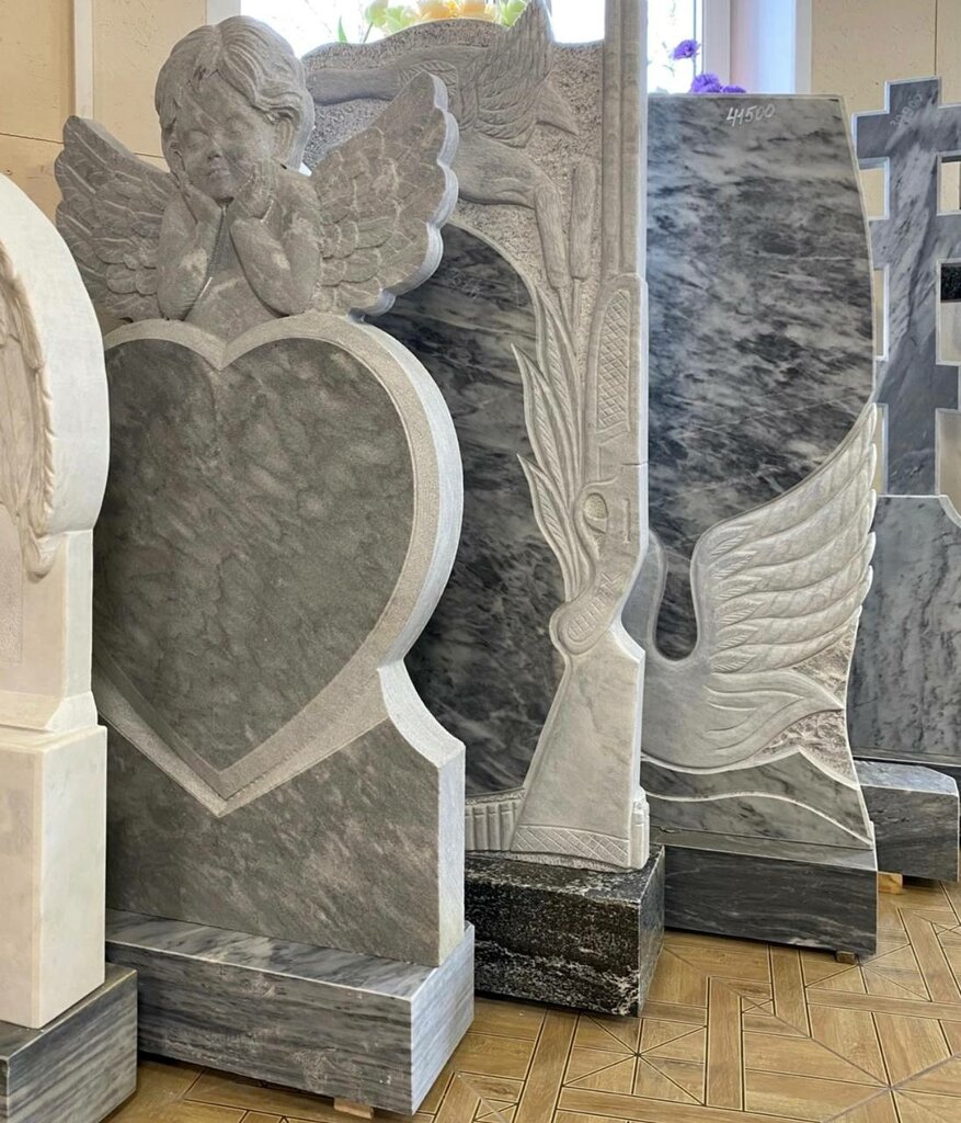 Heykel ve mezarlık taşı üreticileri Kondor, Ostashkov, foto