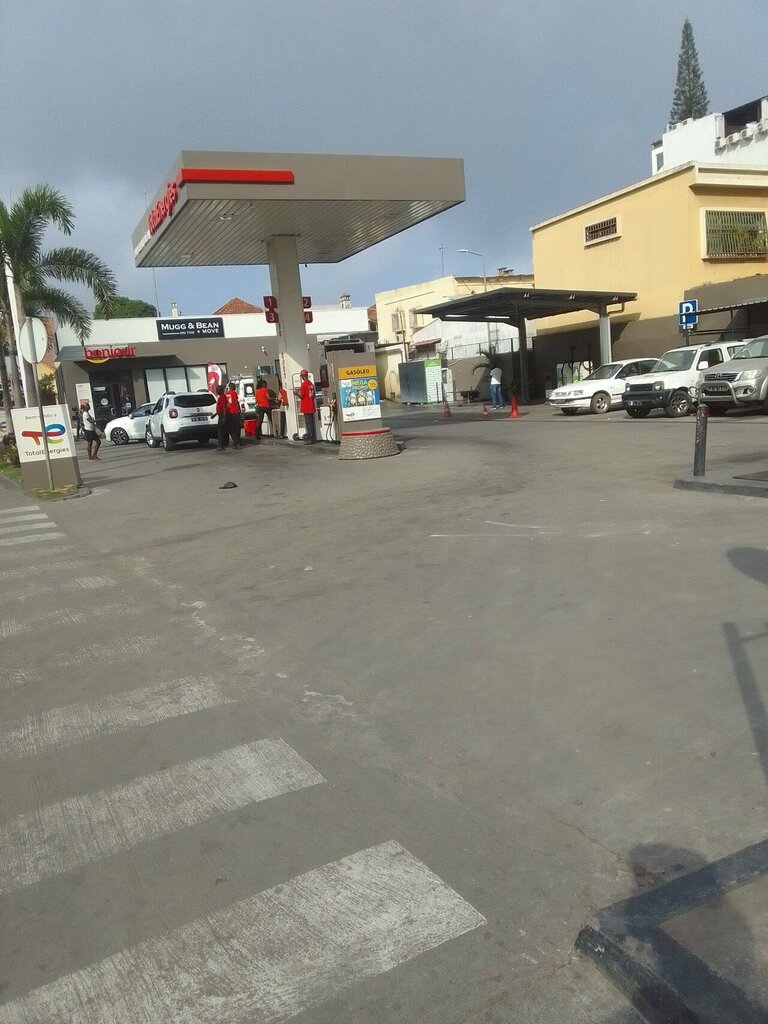 Benzin istasyonu TotalEnergies, Loanda, foto