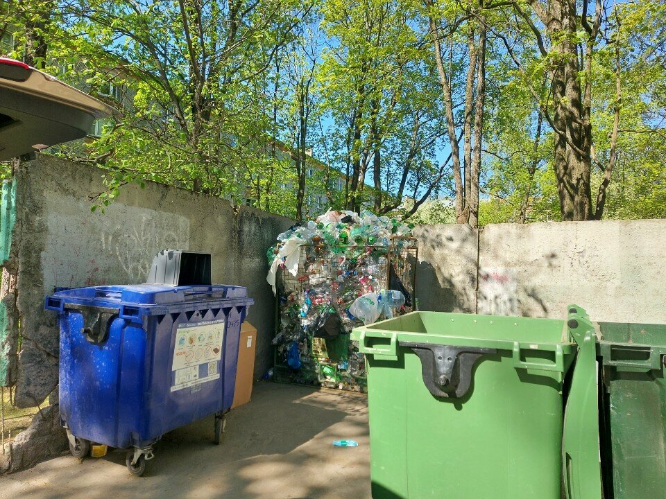 Ayrı çöp toplama noktası Пункт приема пластика, Saint‑Petersburg, foto