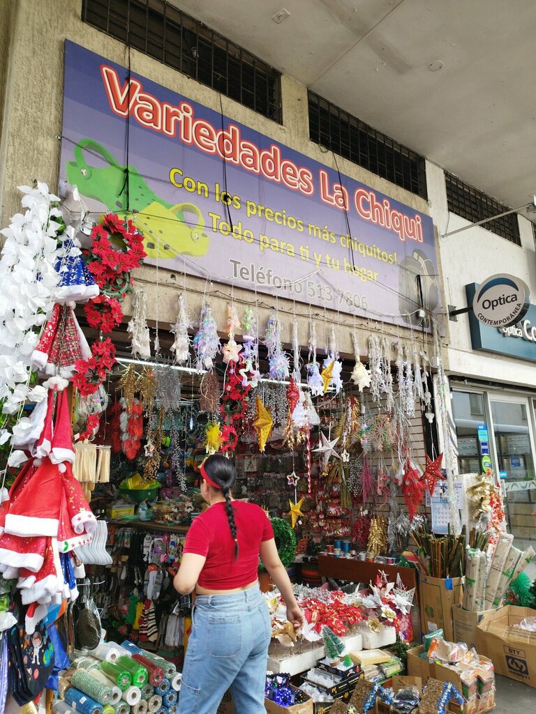 Ucuzluk mağazası Variedades La Chiqui, Medellin, foto