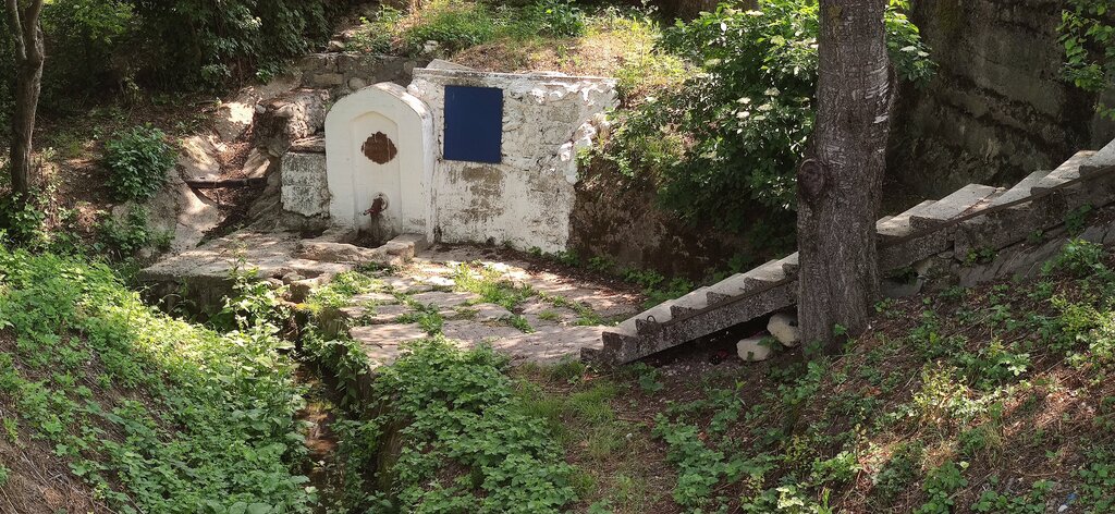 Pınar, çay Spring, stream, Kırım Cumhuriyeti, foto