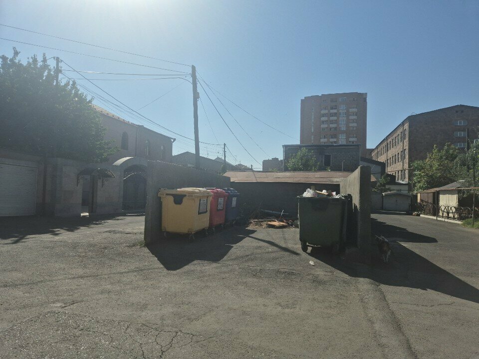 Ayrı çöp toplama noktası Waste sorting point, Erivan, foto