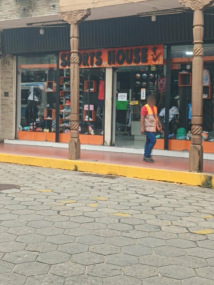 Spor giyim ve ayakkabı Sports House Tienda De Ropa Deportiva, Santa‑Krus, foto