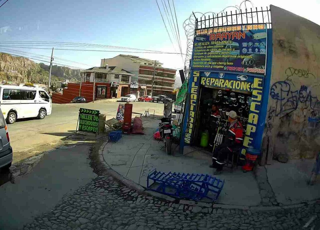 Oto döşeme Brayan Mufflers and Exhausts Workshop, La Paz, foto
