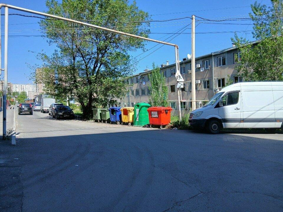 Ayrı çöp toplama noktası Waste sorting point, Erivan, foto