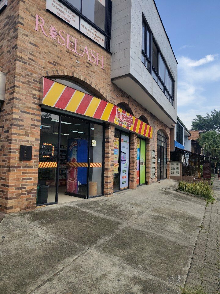 Eczaneler La Rebaja No. 17 Medellin La Castellana, Medellin, foto