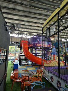 Playland Park (Valle del Cauca, Municipio de Santiago de Cali, Comuna 22, Urbanización Ciudad Jardín, Avenida del Prado, 103-225), eğlence merkezleri  Cali'den