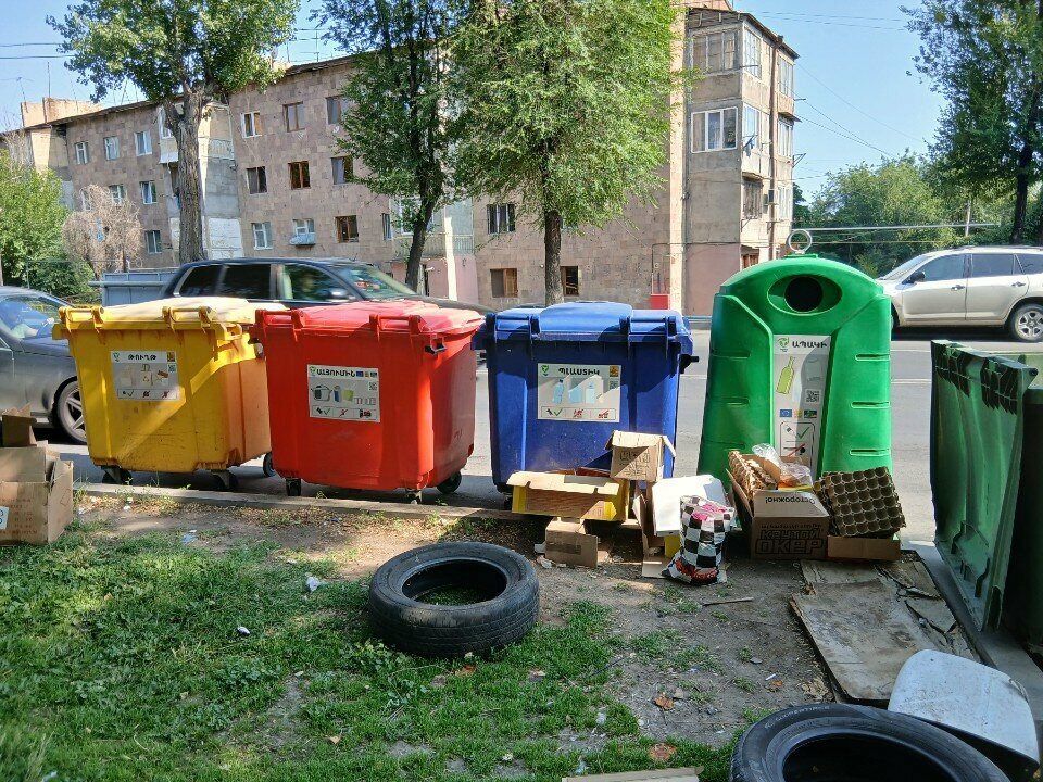 Ayrı çöp toplama noktası Waste sorting point, Erivan, foto