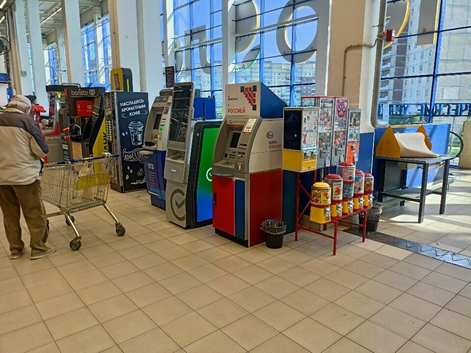 Ayrı çöp toplama noktası Ecoplatform Fandomat, Saint‑Petersburg, foto