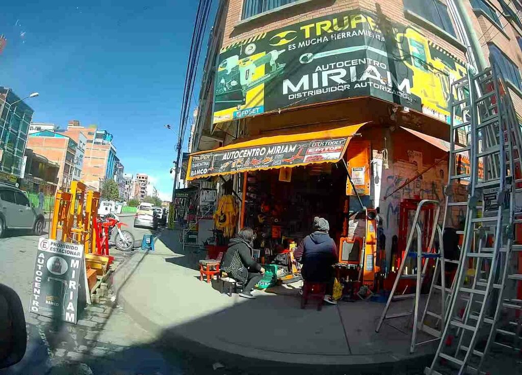 Motosiklet yedek parçaları Autocentro Miriam, El Alto, foto