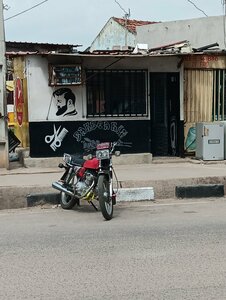 Barbearia (Luanda, Rua da Brigada), berberler  Loanda'dan