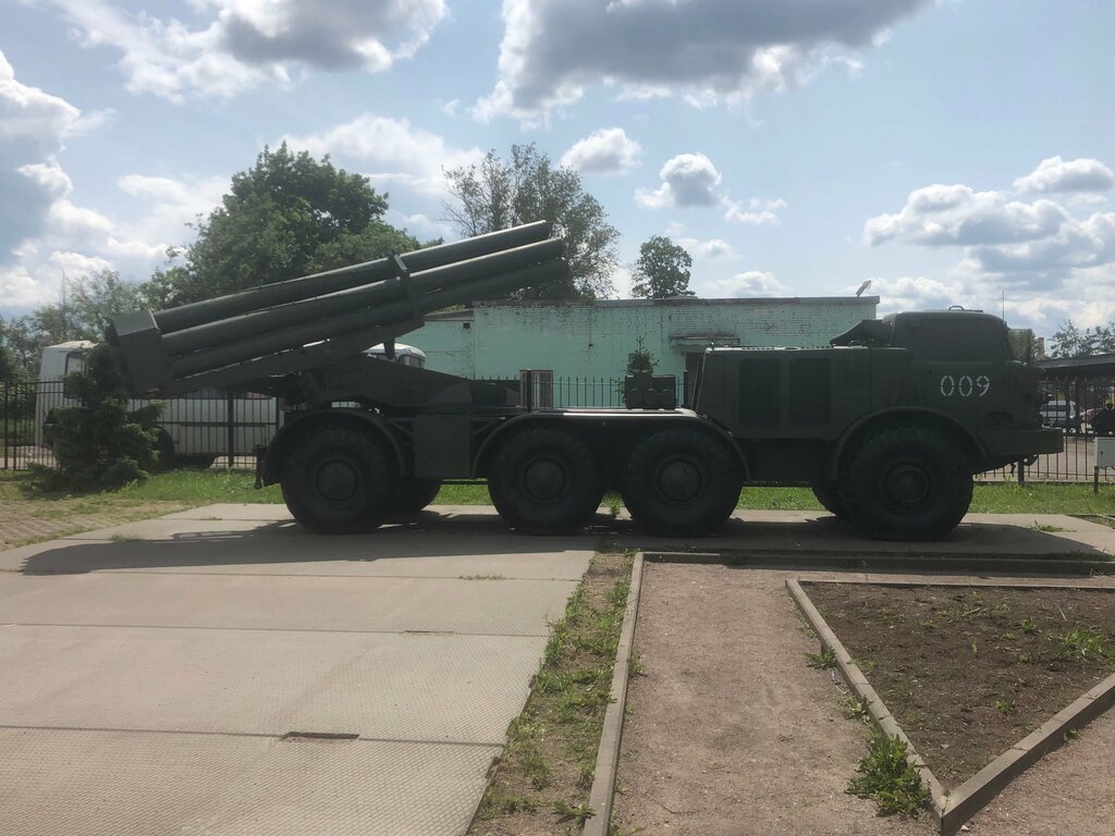 Teknoloji anıtı 220-мм реактивная система залпового огня Ураган, Luga, foto