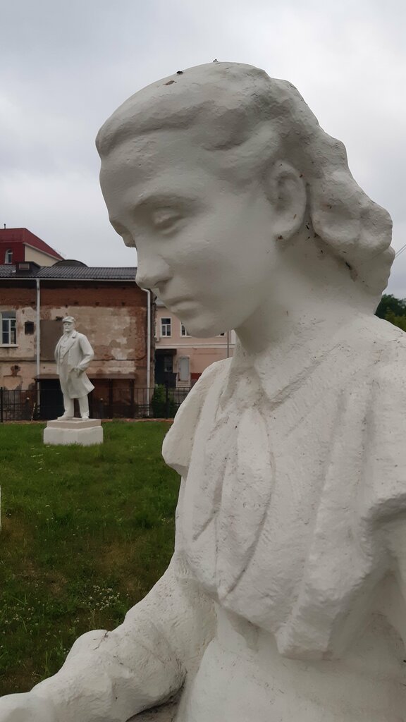 Park, sokak heykeli Девочка с книгой, Nijni Tagil, foto