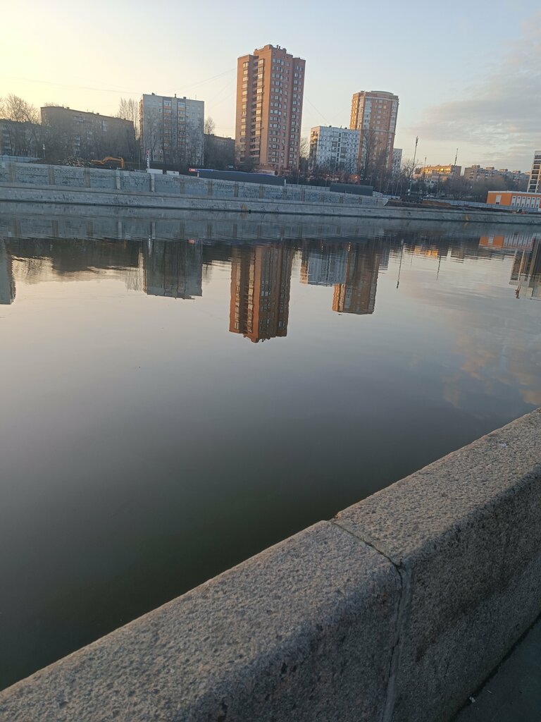 Toplu taşıma durağı Derbenevskaya embankment, 7, Moskova, foto