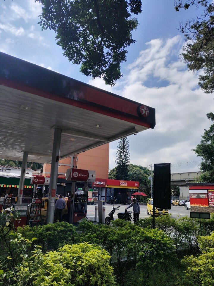 Benzin istasyonu Texaco la 80, Medellin, foto