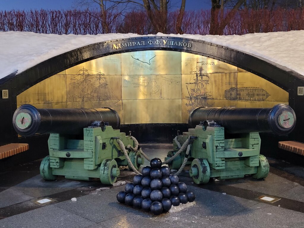 Anıt, heykel Admiral F.F. Ushakov, Kronstadt, foto