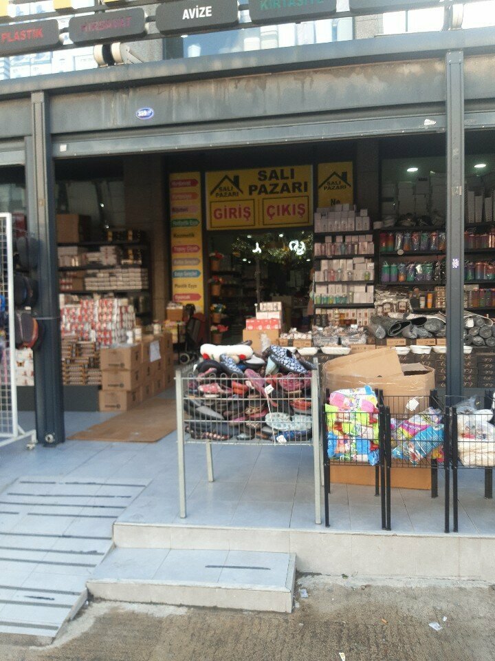 Ucuzluk mağazası Salı Pazarı, İzmir, foto
