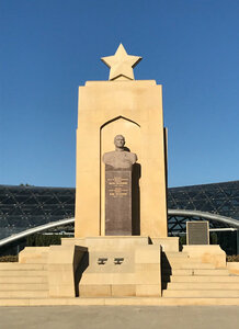 Tümgeneral Hazi Aslanova (Bakı, Sebail District), ünlü kişilerin mezarları  Bakü'den