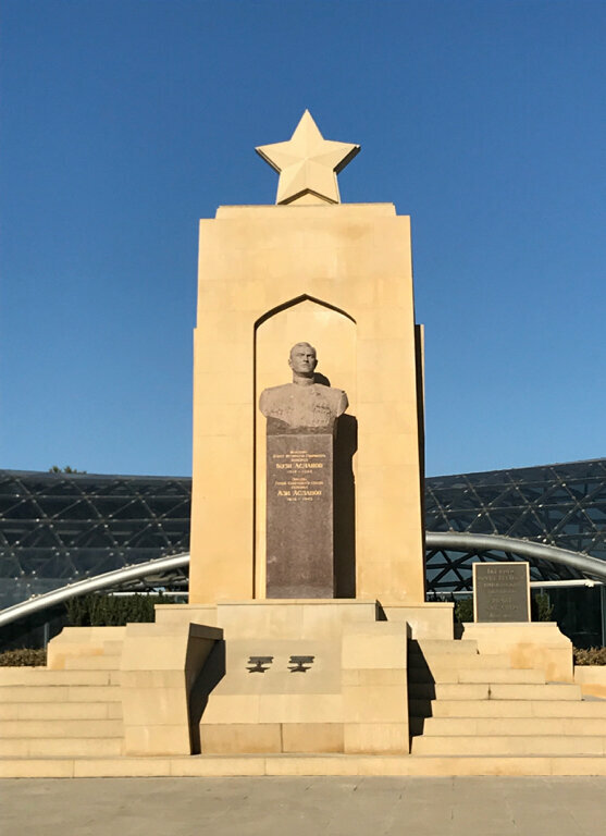 Ünlü kişilerin mezarları Tümgeneral Hazi Aslanova, Bakü, foto