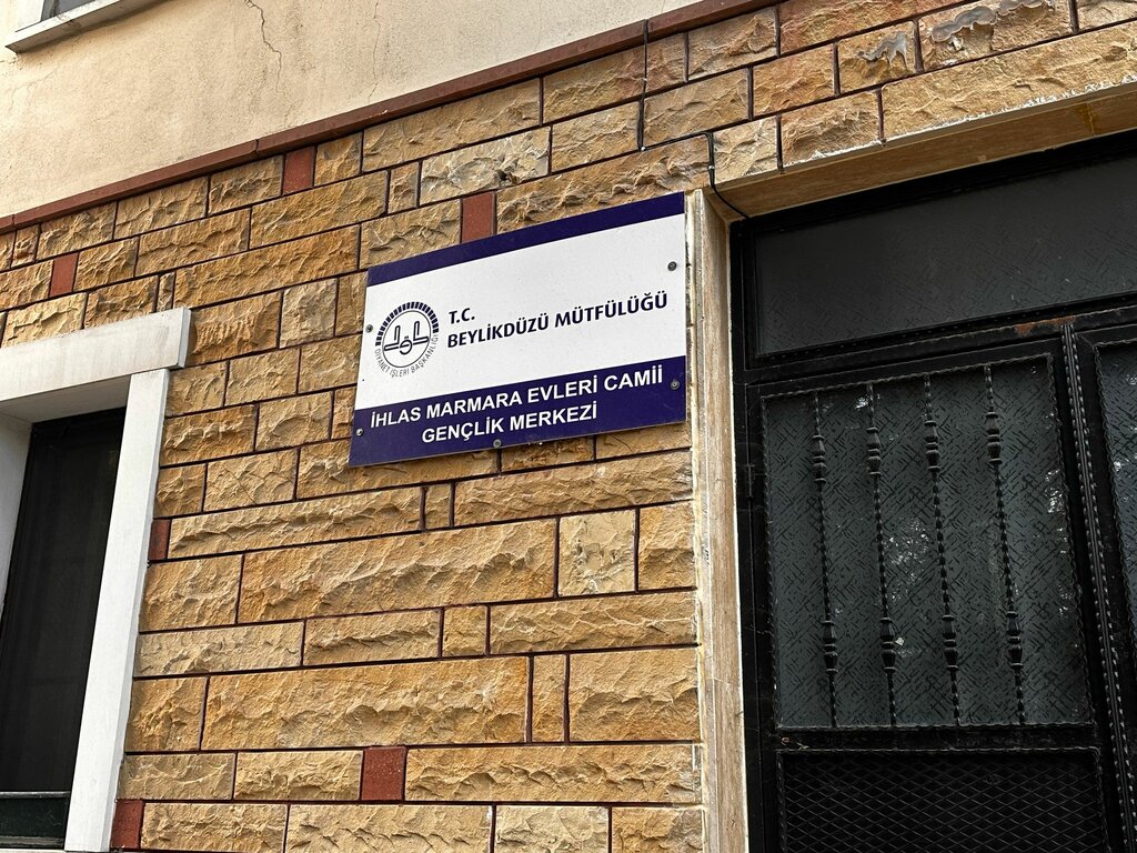 Dernekler, birlikler İhlas Marmara Evleri Camii Gençlik Merkezi, İstanbul, foto