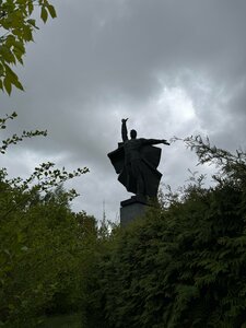 В честь боя партизан с оккупантами 7 ноября 1942 года (Minskaja region, Kapylski rajon, Slabada-Kuchynski Rural Council, ahraharadok Staryca), anıt, heykel  Minskaya oblastından