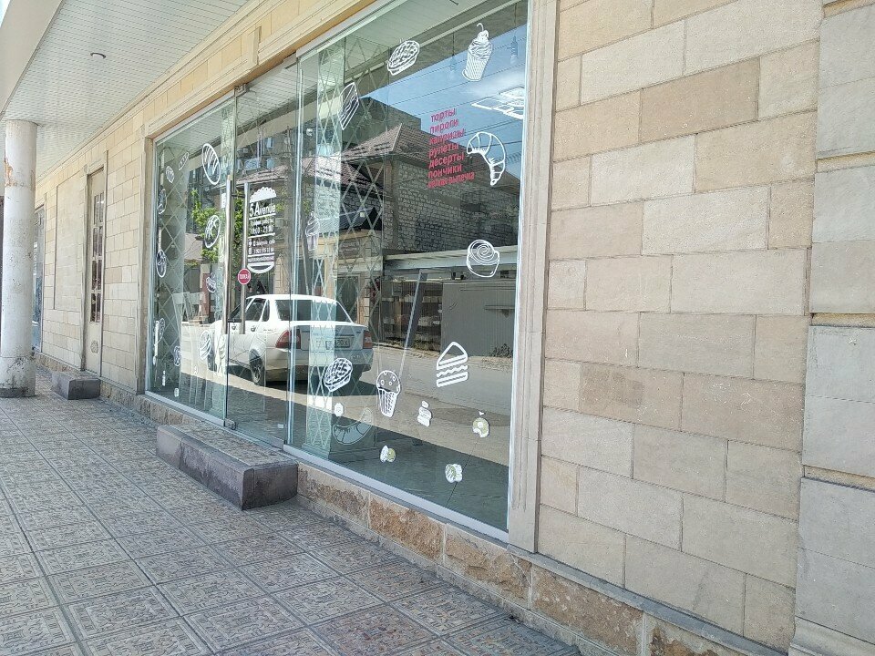 Kahve dükkanları 5 Avenue, Makhachkala, foto