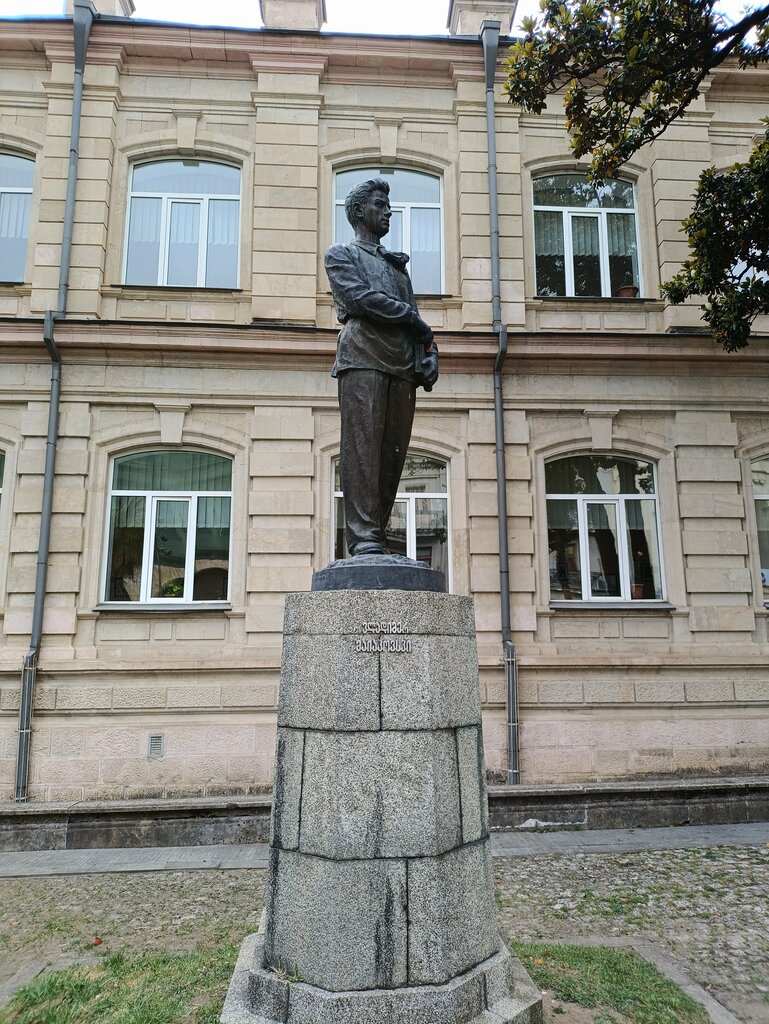 Anıt, heykel Monument to Vladimir Mayakovsky., Kutaisi, foto