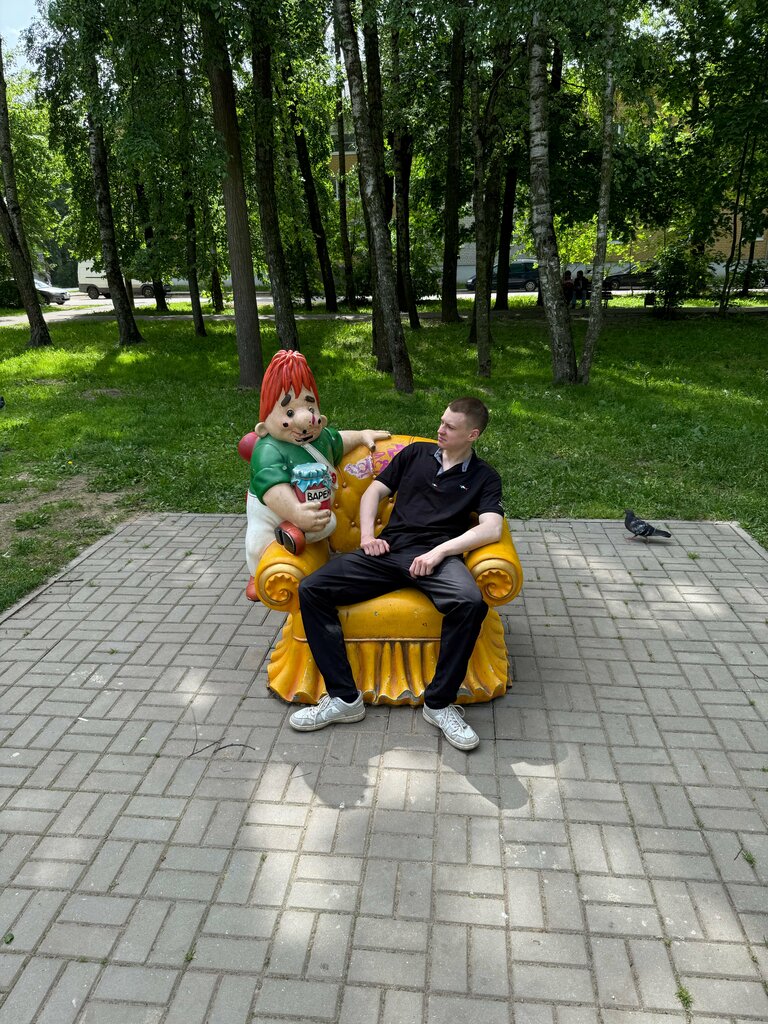 Park, sokak heykeli Карлсон на кресле, Safonovo, foto