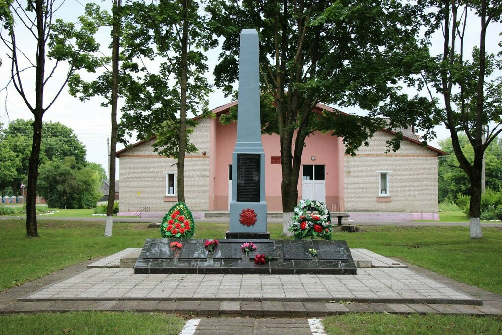 Anıt, heykel Братская могила, Brestskaya oblastı, foto